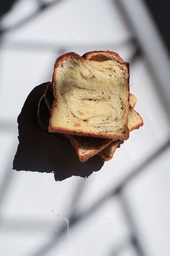 얇게 썬 검은 트뤼플과 치즈 Brioche 빵은 창문에서 아침 아래 흰색 배경에 있습니다 Bastille Day에 대한 스톡