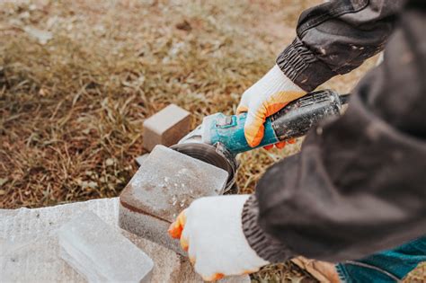 마스터 브릭 레이어는 분쇄기로 포장 슬래브의 콘크리트 블록을 잘라 돌 건축자재에 대한 스톡 사진 및 기타 이미지 돌 건축자재 톱질 거리 Istock