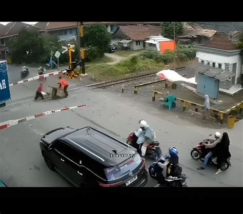 Detik Detik Pemotor Nekat Terobos Palang Pintu Kereta Api Hingga Nyaris Ketabrak Aksi Seperti