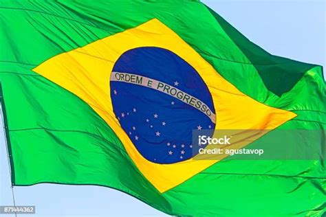 Ordem E Progresso순서와 진행 하늘리오 데 자네이 브라질에서에서 다채로운 브라질 깃발 흔들며 0명에 대한 스톡 사진