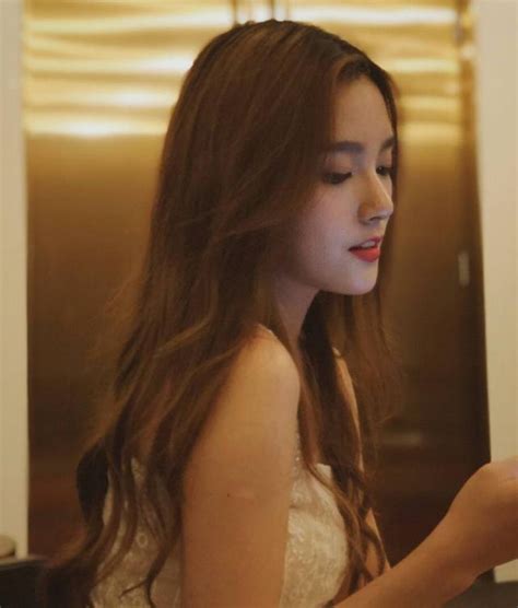 英雄联盟rita晒自拍 网友的注意力却全在她的脚上 多大的脚啊