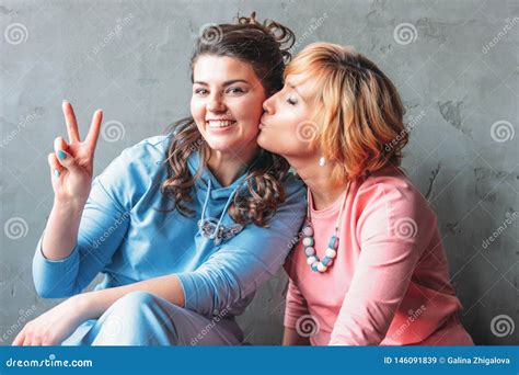 Zwei Sch Ne Gl Ckliche Wirkliche Freunde Der Jungen Frauen In Der