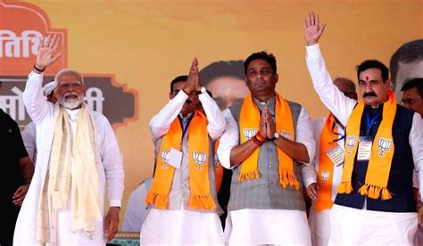 Prime Minister Narendra Modi With Bjp State President Vd Sharma During