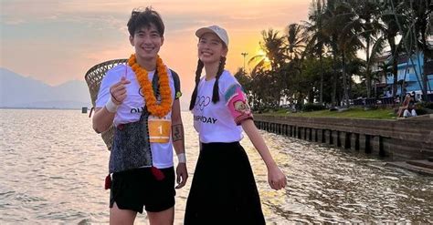 รวมรูปภาพของ โตโน่ ไลฟ์สด คนชมแฟนสวย ณิชา ยิ้มแก้มปริ โชว์ของขวัญ