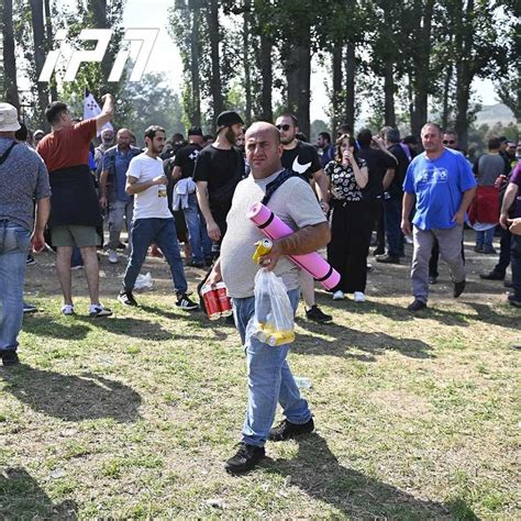 ისტორიული ფოტო გეების დარბევის შემდეგ ქართველ ტრაკის მცველს სახლში