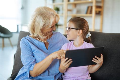 할머니 와 손녀 와 디지털 태블릿 2명에 대한 스톡 사진 및 기타 이미지 2명 가정 생활 가족 Istock