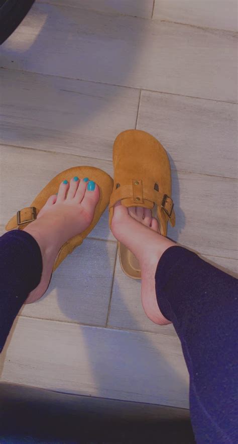 Hey My Feet Need Kisses Scrolller