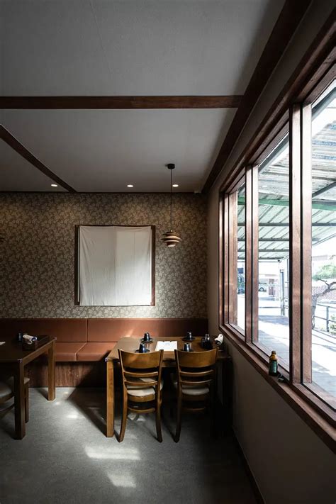 패턴 벽지로 레트로한 분위기가 물씬 풍기는 30평 횟집인테리어 구례