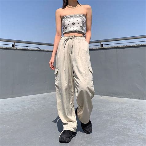 Black Up 주블랙업 On Instagram 포인트 주기 좋은 페이즐리 패턴의 탑과🙌 밑단 스트링 조절로 취향의 맞게 연출이 가능한 새틴 카고 팬츠😊♥︎”