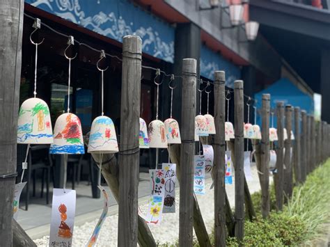 西武秩父駅から祭の湯までの小路に約250個の風鈴が飾られている 秩父経済新聞