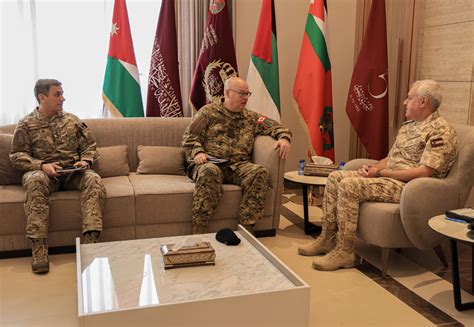 رئيس الأركان يستقبل قائد العمليات المشتركة الكندية نبأ الأردن