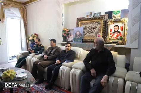 تکریم والدین شهیدان حاجی‌بابایی با تقدیم یک کتاب فیلم و تصاویر