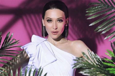 Лола Юлдашева спела в автобусе видео