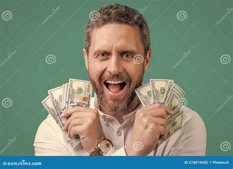 Foto De Cara Millonaria Con Dinero Millonario Con Dinero Aislado De Fondo Azul Imagen De