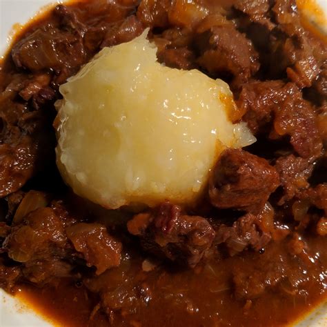 Mein Abendessen Gulasch Mit Kartoffelkloß Lebensmittel Essen