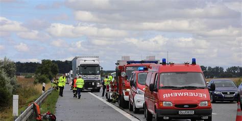 Unfall Auf Der A Auto Schleudert In Graben Eine Tote Und Drei Schwerverletzte MOPO