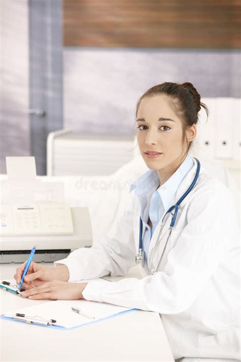 Écriture Femelle De Docteur Au Bureau Photo stock Image du image