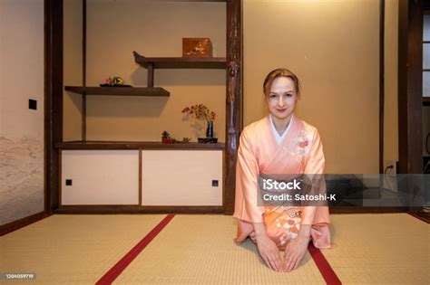 러시아 여자 에 기모노 앉아 에 발 뒤꿈치 에 일본 다다미 방 기모노에 대한 스톡 사진 및 기타 이미지 기모노 인사하기