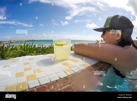 Frau Im Schwimmbad Fotos Und Bildmaterial In Hoher Auflösung Alamy