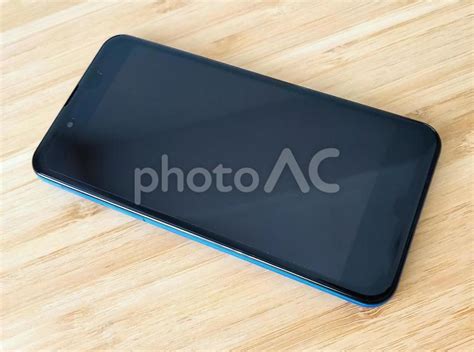 テーブルの上のスマートフォン No 23639391写真素材なら写真AC無料フリーダウンロードOK