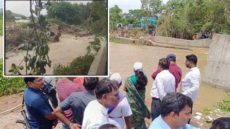 Residents Worried As Bhadrakali Lake Bund Breaches In Warangal