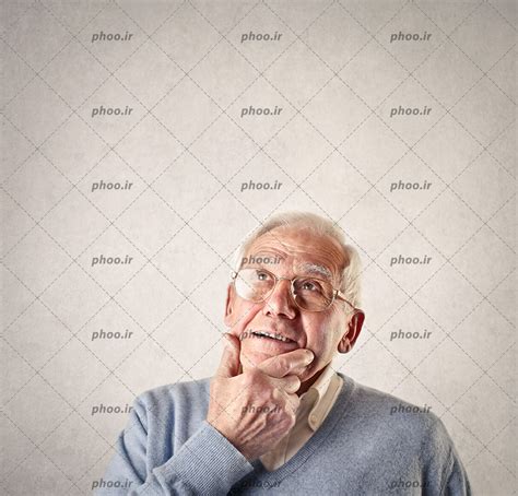 عکس با کیفیت پیرمرد با مو های سفید و عینک در حال فکر کردن در پس زمینه