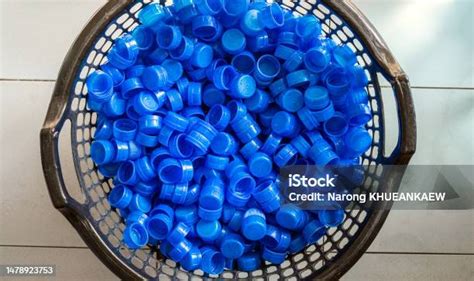 파란 플라스틱 물병 뚜껑 음료 물 Factorydrinking Water 사업에 있는 플라스틱 바구니에 함께 쌓이는 많은 더미