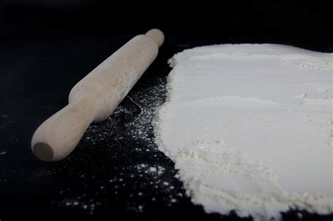 어두운 배경에 핀과 흰 밀가루를 롤링 텍스트용 여유 공간 0명에 대한 스톡 사진 및 기타 이미지 0명 개념 검은색