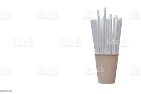 클리핑 경로가있는 흰색 배경에 고립 된 갈색 종이 컵에 종이 빨대 0명에 대한 스톡 사진 및 기타 이미지 0명 가정 생활 갈색 Istock