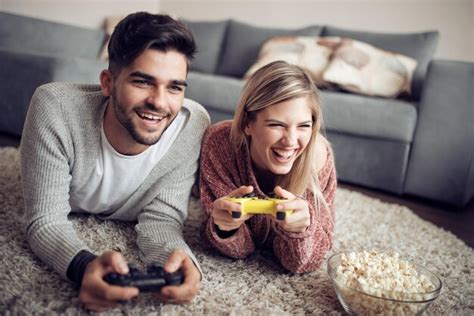 Pareja Joven Jugando Videojuegos Foto Premium