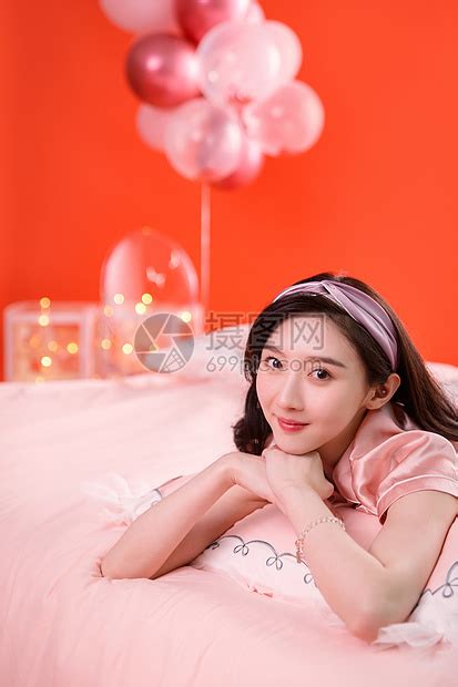 趴在床上的漂亮年轻女孩高清图片下载 正版图片507685455 摄图网