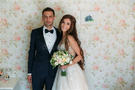 Coppie Affascinanti Di Nozze Delle Coppie Sul Sorridere Di Giorno Delle