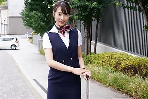 美幸26 フライト帰りのスタイル抜群なcaがチンポを素股！正常位で激ピスされザーメン顔射 無料av動画