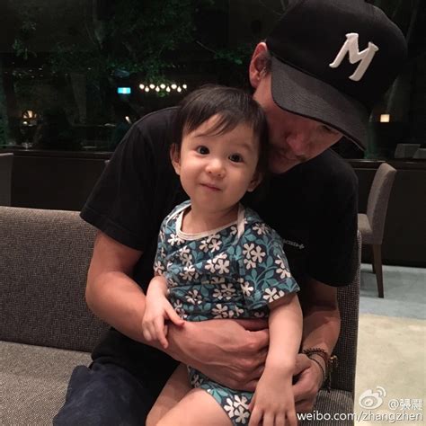 张震女儿小源宝才3岁啊戴墨镜和舒淇街拍凹造型酷到炸裂 凤凰网