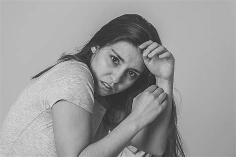 무서 워 하 고 충격을 느끼는 젊은 여자의 흑백 초상화 두려움 불안 제스처 겁을 찾고 자신을 덮으 십시오 복사 공간 인간의 표현과 감정의 개념 감정에 대한 스톡 사진 및