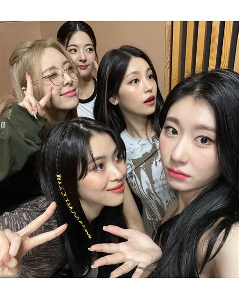 230213 Itzy Instagram Update Chaeryeongs 4th Anniversary Message R
