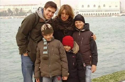 Как живёт в наши дни девушка в красном бикини вплавь сбежавшая из