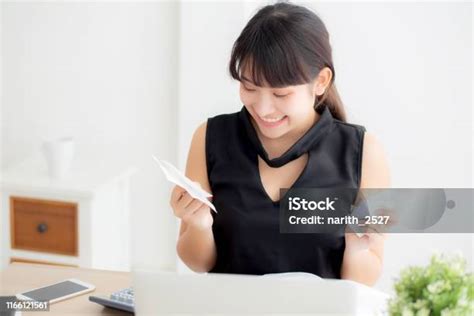 Wanita Muda Asia Yang Cantik Menghitung Rumah Tangga Keuangan Dan Menulis Notebook Di Atas Meja