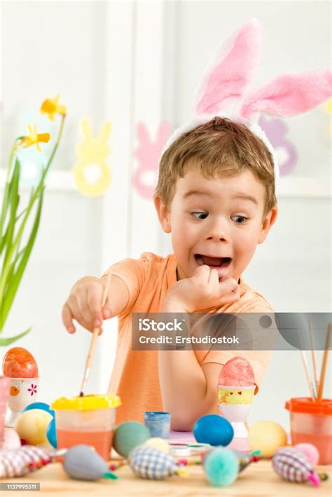 부활절 토끼 귀 그림 부활절 달걀을 가진 작은 아이 소년 가정 생활에 대한 스톡 사진 및 기타 이미지 가정 생활 계절