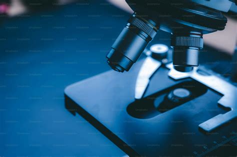 실험실 장비 광학 현미경 금속 렌즈가 있는 과학 현미경의 근접 촬영 실험실의 데이터 분석 사진 Unsplash의 클로즈업 이미지