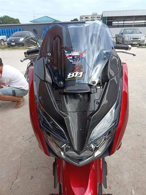 มอเตอร์ไซค์ Yamaha X Max สีแดงสดแต่งนิดหน่อย Ennxo