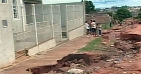 G1 Chuva Causa Estragos E Abre Crateras Em Ruas De Terra No Interior