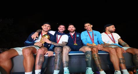 Selección Argentina El Momento Que Vivieron Messi Di María Otamendi Y Paredes En El Micro Que
