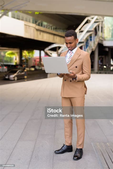 도시 야외에서 노트북을 사용하여 젊은 아프리카 사업가의 전신 샷 20 24세에 대한 스톡 사진 및 기타 이미지 20 24세 거리 건물 외관 Istock