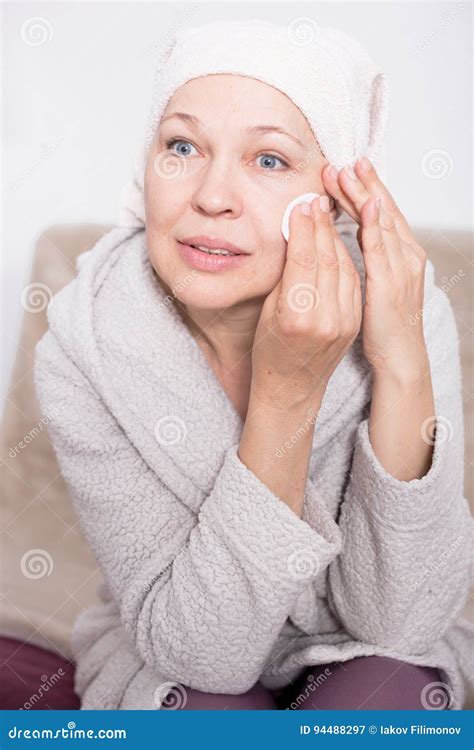Cara De La Limpieza De La Mujer Imagen De Archivo Imagen De Adulto