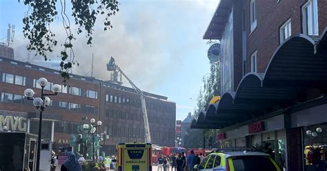 Kraftig Rökutveckling Från Brand På Galleriatak I Centrala Umeå Stor