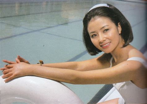 追悼： 女優 星由里子さん 心地よく秘密めいた書棚～