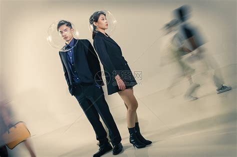 商务男女带着面罩站在人群中高清图片下载 正版图片507657095 摄图网