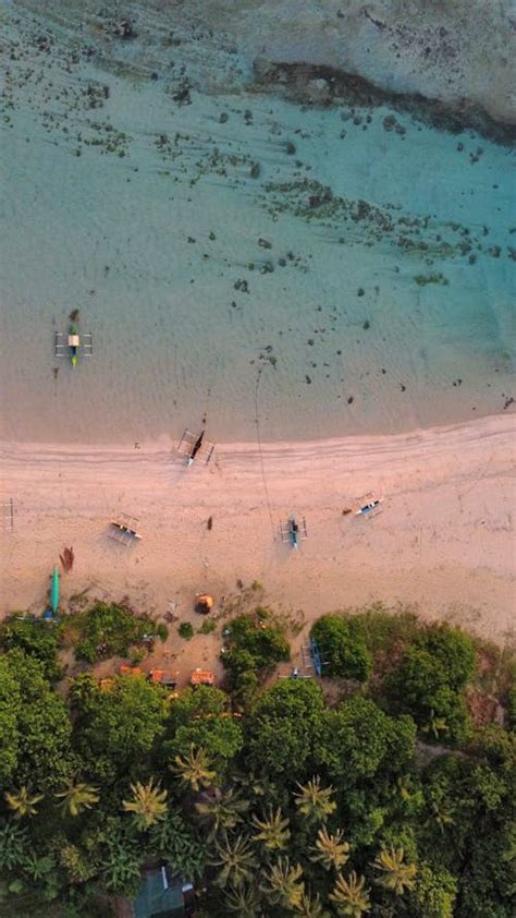 가득 찬 드론으로 찍은 사진 바다 위에서 내려다 본 조감도 해변 해변 우산 해안 휴가에 관한 무료 스톡 사진
