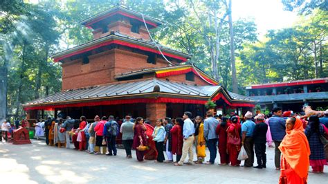 कालिका भगवती मन्दिरमा लामबद्ध भक्तजन तस्वीर
